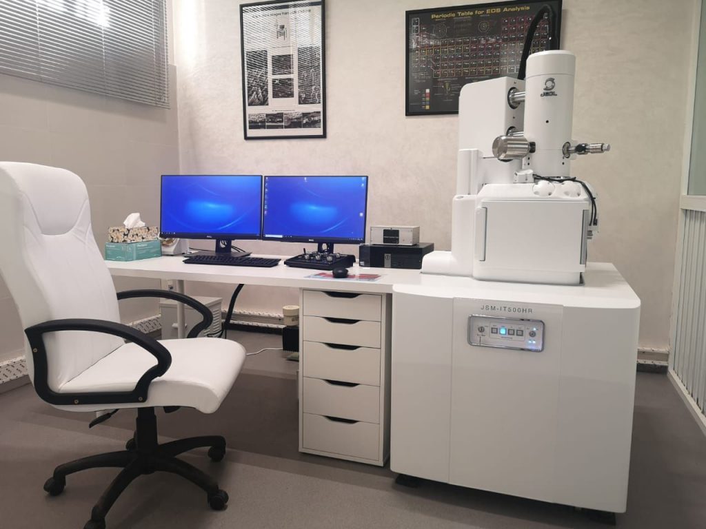 Installation trois Microscopes à Effet de Champ, marque JEOL | Radaco